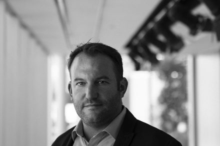 Marcus Solis offers advice to aspiring journalists at University Lecture