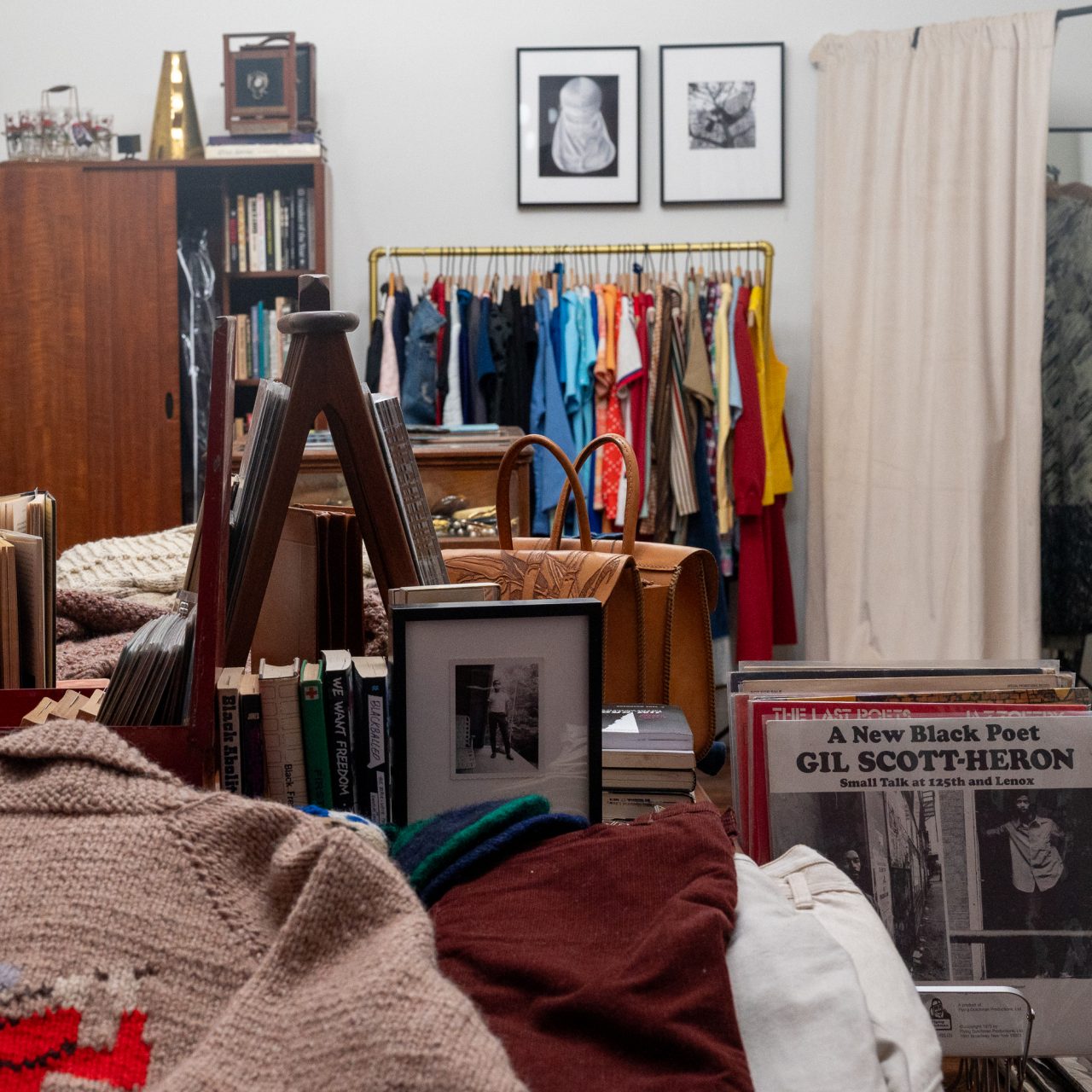 Transcending wardrobes with second hand clothing