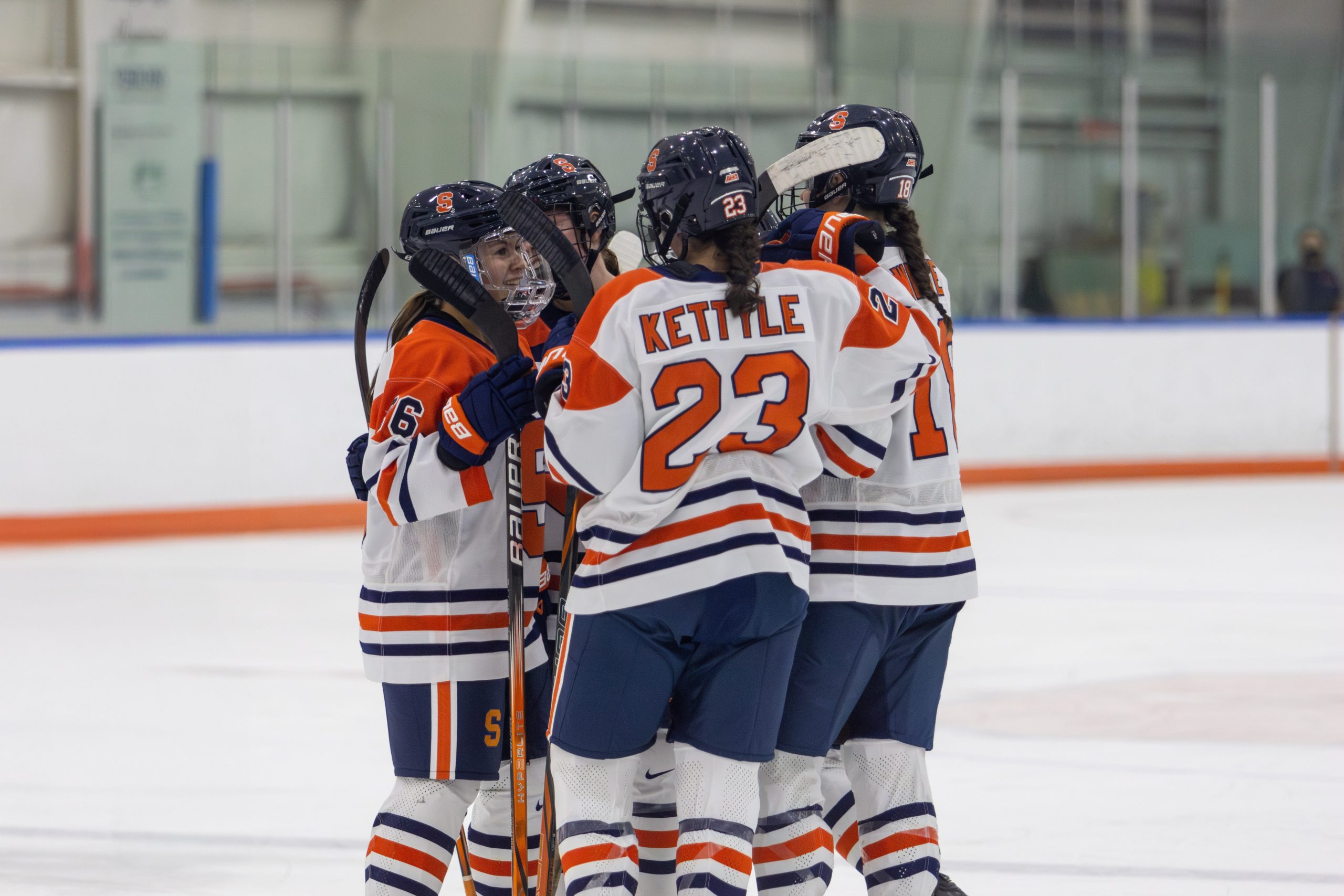 Syracuse Hockey caps senior weekend with win